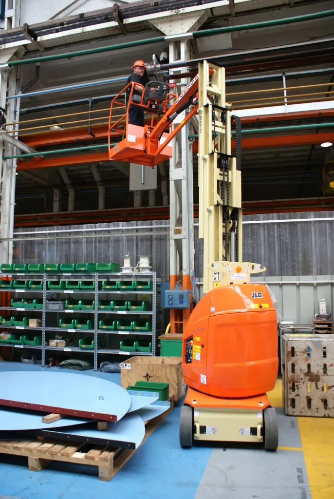 JLG Toucan 10E - baterijska košara z jambornim dvigom | Riwal Slovenija