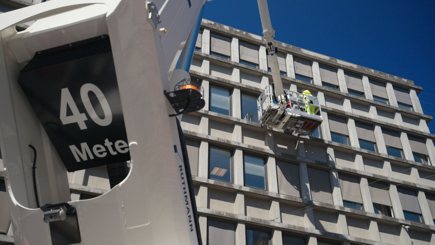 Lej en lastbillift | 40m lastbillift & 24m HVO-billift | Riwal & AH Lift